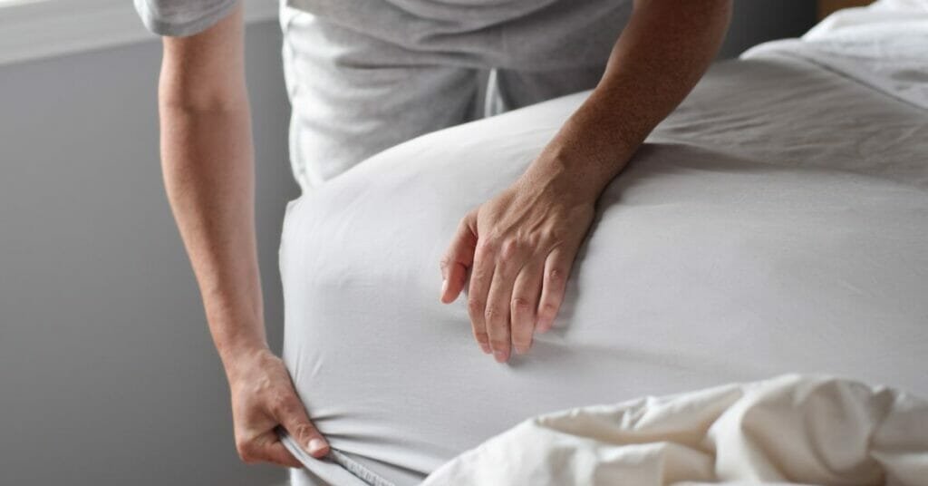 How To Keep Fitted Sheets From Coming Off Bed